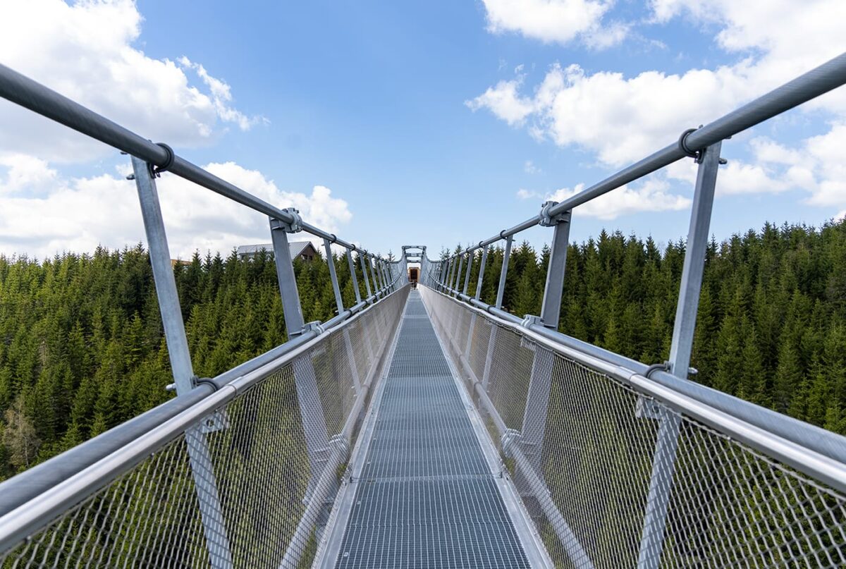 Sky Bridge 721: WIEGEL verzinkt die längste Fußgänger-Hängebrücke der ...